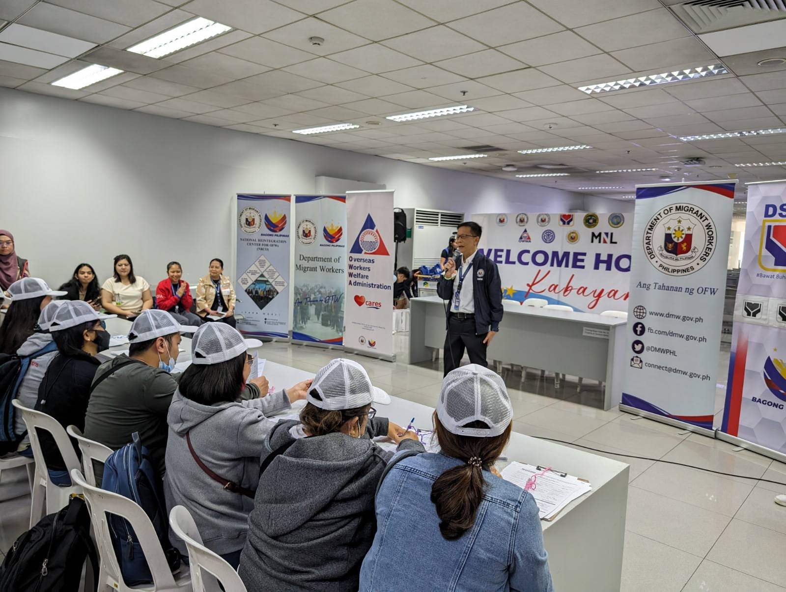 8th batch of Israel repatriates land at NAIA | GMA News Online