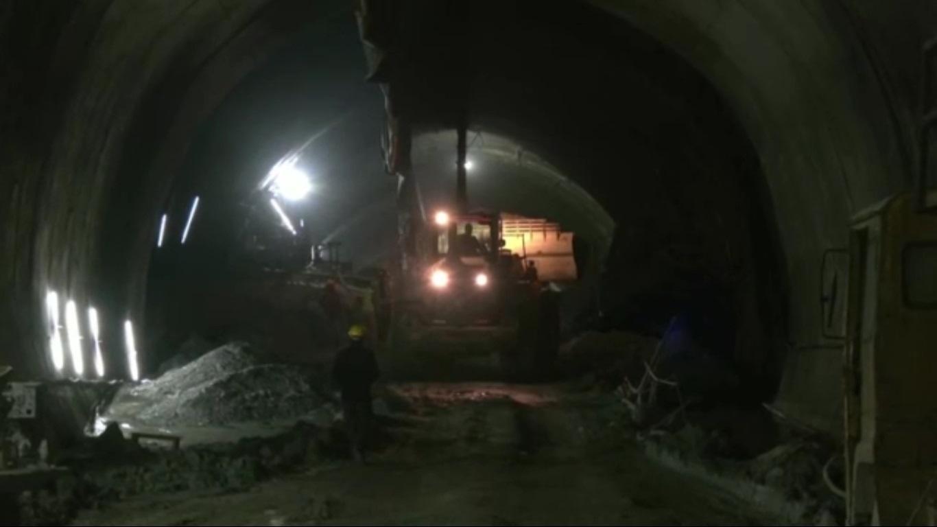 Rescuers hope to 'soon' reach trapped workers in collapsed Indian ...