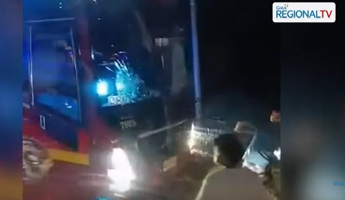 Pamilya na galing sa lamay na sakay ng motorsiklo, nabangga ng bus ... Pamilya na galing sa lamay na sakay ng motorsiklo, nabangga ng bus ...