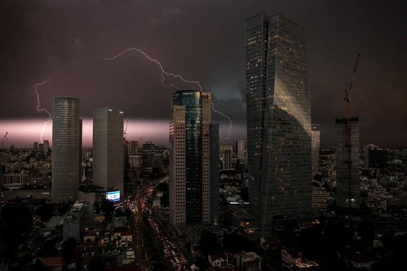 Lightning strikes over the sky in Tel Aviv | Photos | GMA News Online