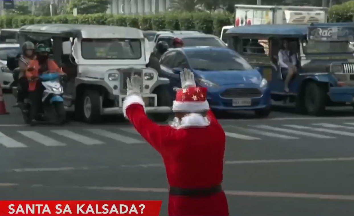 Santa traffic aide spreads Christmas vibes in Pasay | GMA News Online