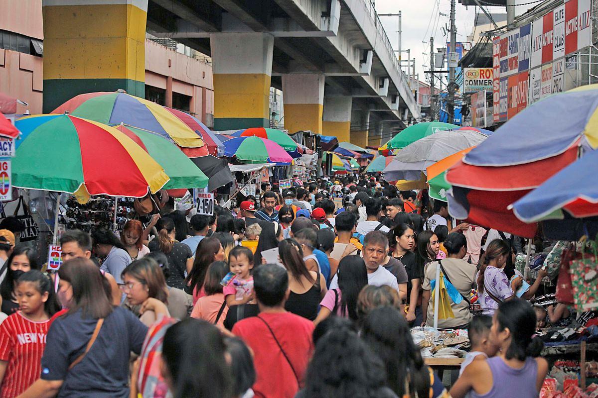 Last-minute Christmas shoppers head to Baclaran | Photos | GMA News Online