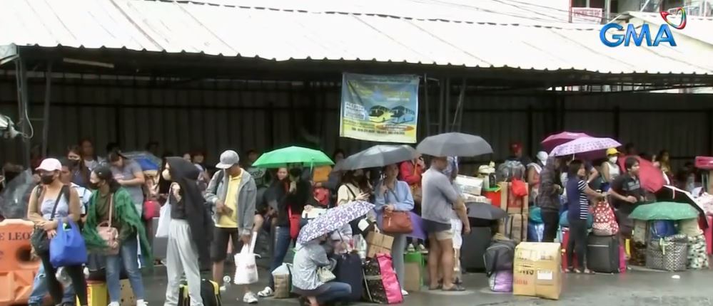 Christmas rush on as passengers fill bus terminals, airports | GMA News ...