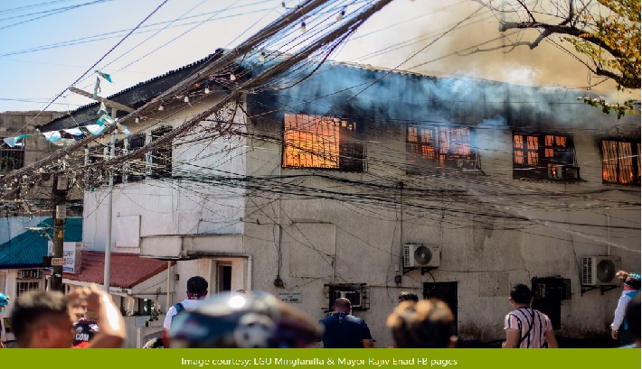 Empleyado, sinilaban ang court room habang nasa loob kasama ang hukom ...
