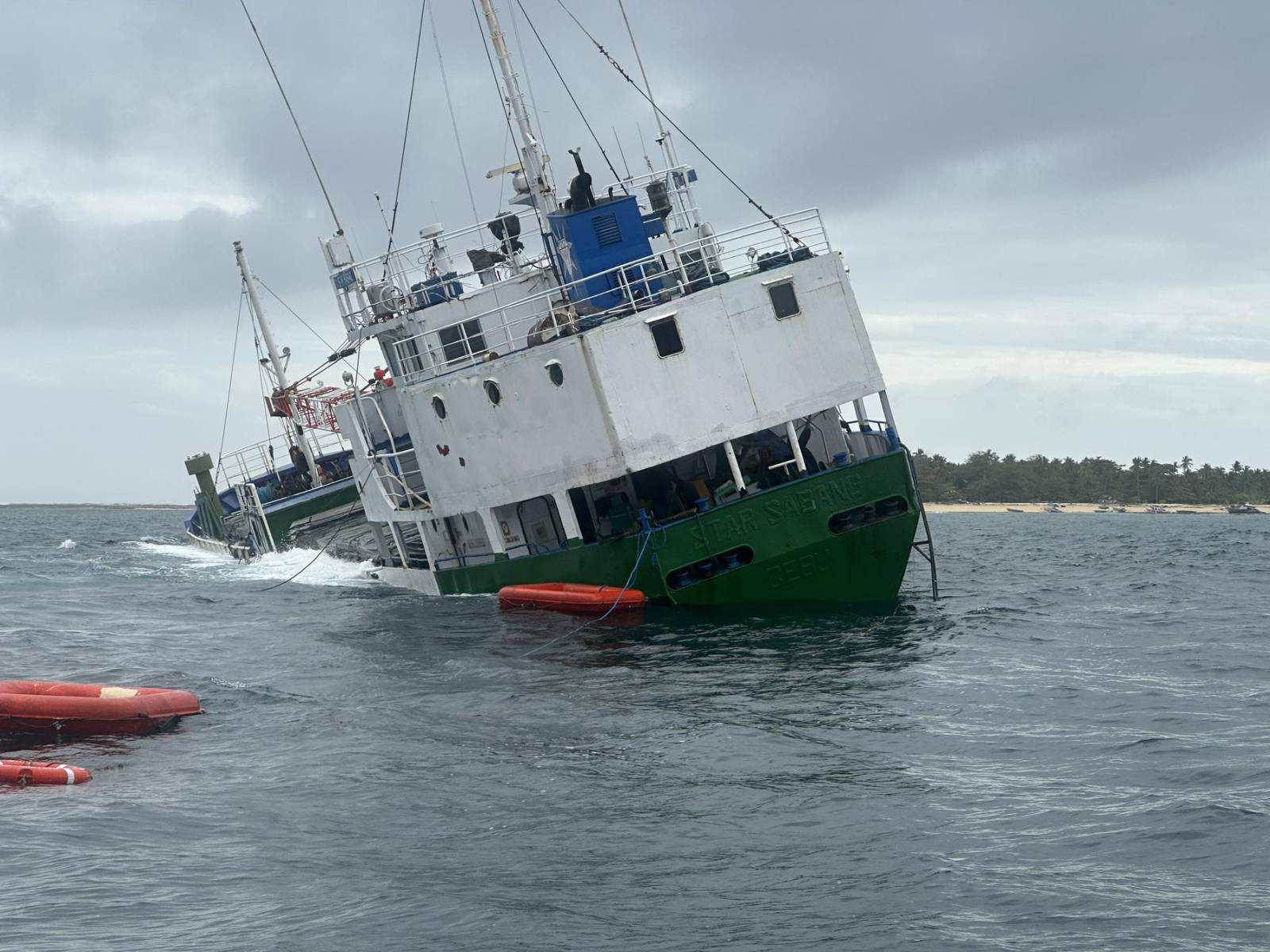 PCG rescues crew of tilted vessel off Zamboanga del Norte | GMA News Online