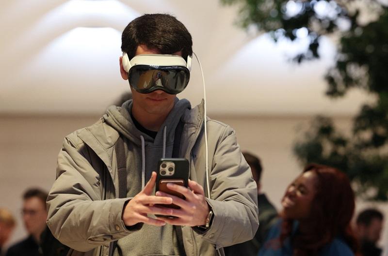 Apple Vision Pro release at flagship shop in New York | Photos | GMA ...