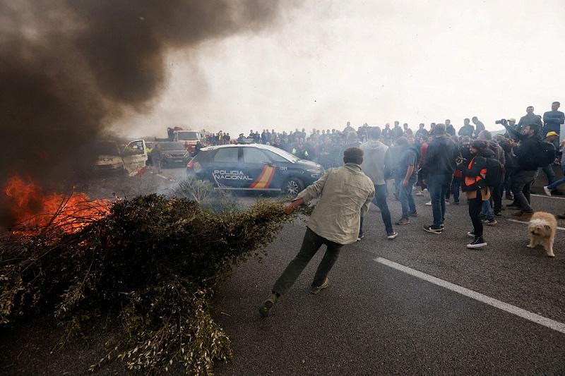 Spanish farmers block roads as farmer protests spread across Europe ...