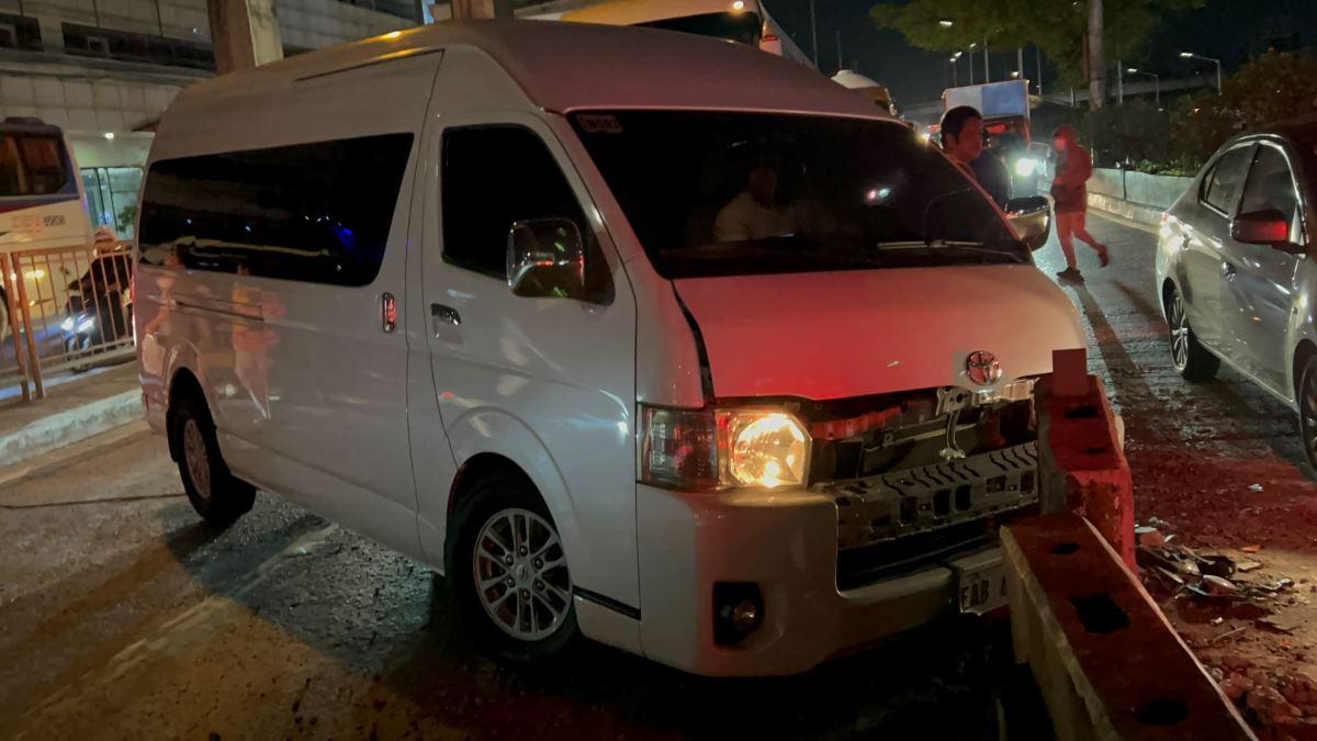 Van, sumalpok sa concrete barrier sa EDSA; mga pasahero ng bus, naglakad sa flyover | Balitambayan