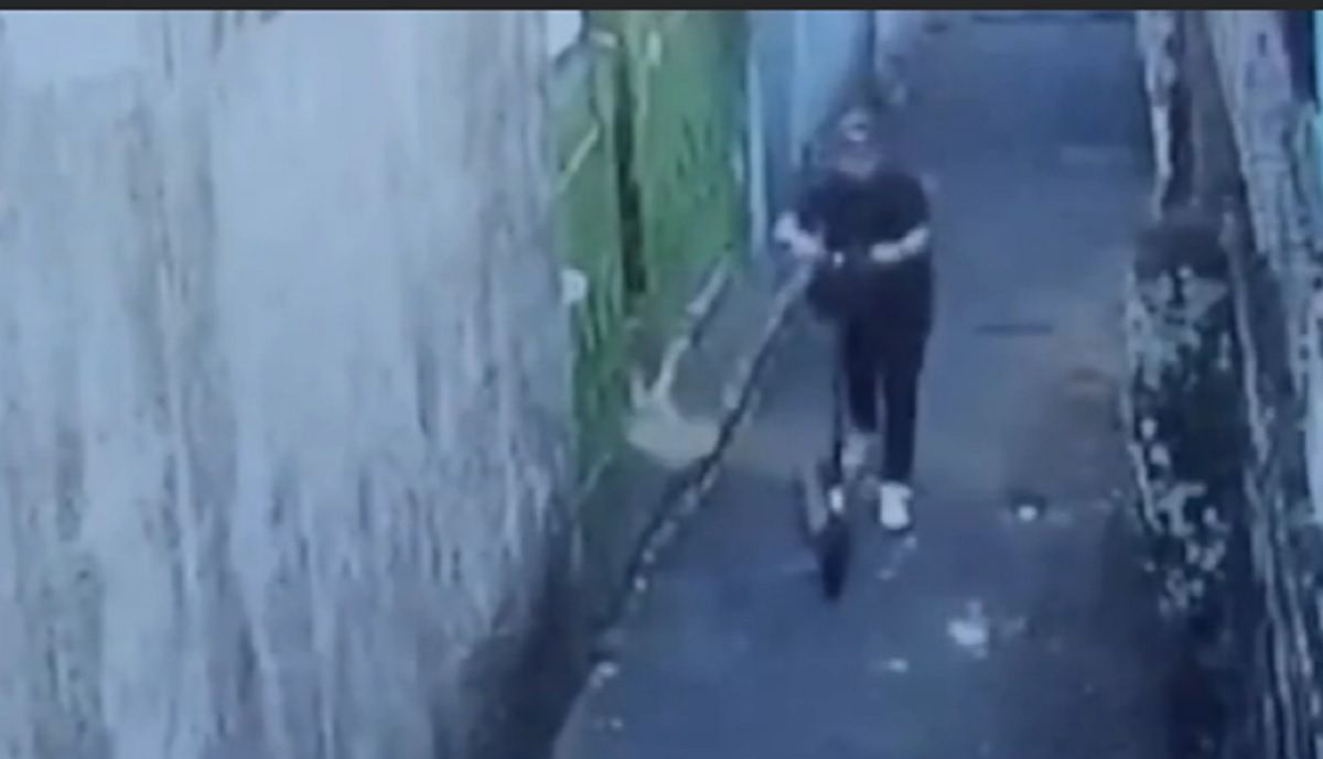 Pagtangay sa isang e-scooter sa QC, nahuli-cam | Balitambayan Pagtangay sa isang e-scooter sa QC, nahuli-cam | Balitambayan