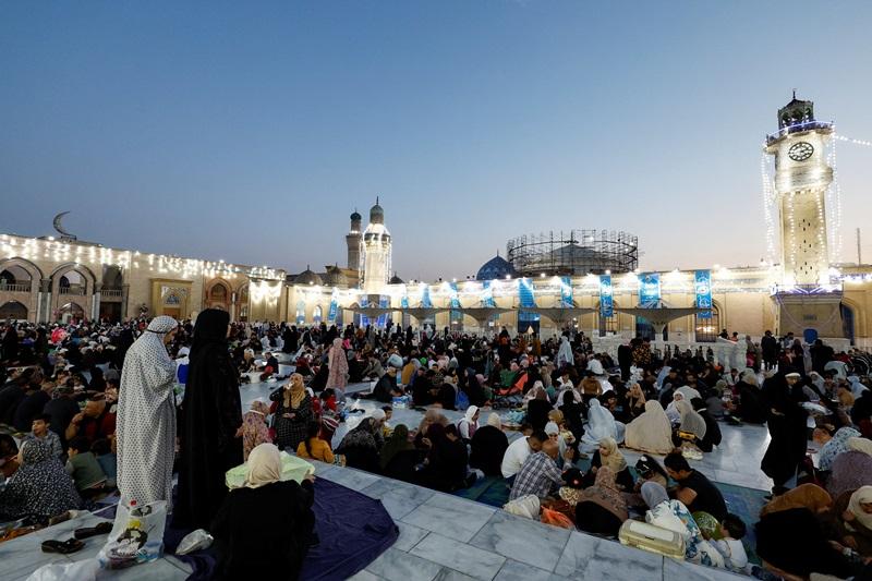 Iraqi Muslims eat Iftar during the holy fasting month of Ramadan in ...