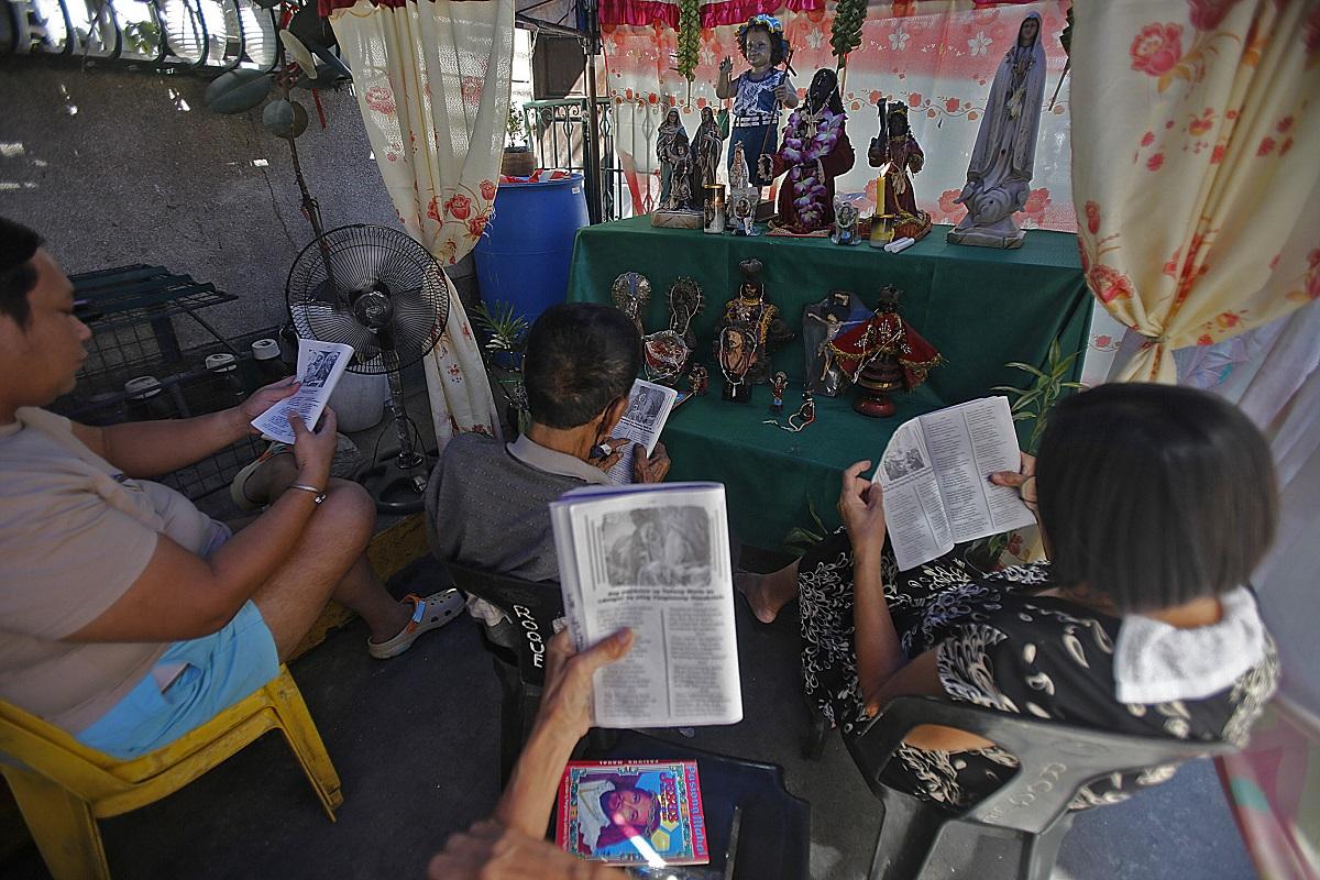 Traditional Pabasa starts in Manila | Photos | GMA News Online