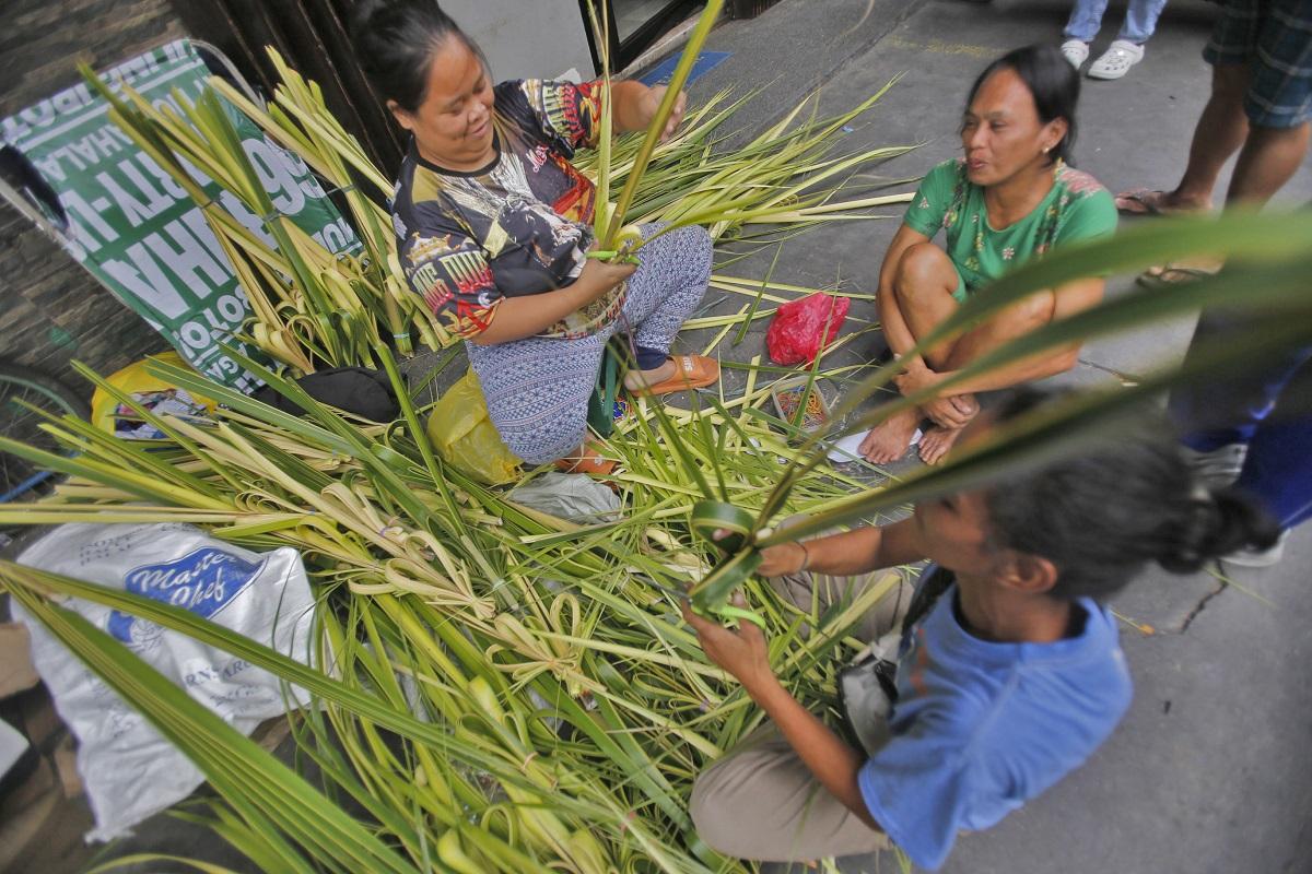 Palaspas makers busy ahead of Palm Sunday | Photos | GMA News Online