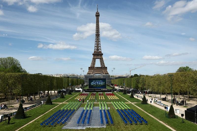 Lovers of words and Olympics join dictation contest by Eiffel Tower in ...