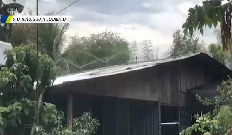 Bahay na parang oven ang init sa loob, nilagyan ng water sprinkler sa bubungan na yero ...