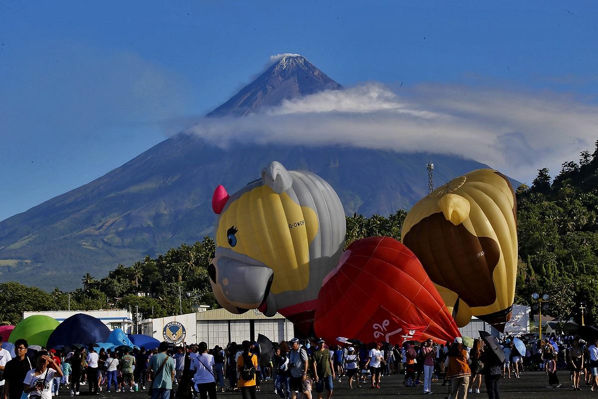 Bicol holds first-ever hot air balloon festival | Photos | GMA News Online