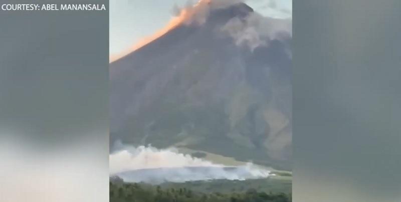 Grassfire hits foot of Mayon Volcano in Albay | GMA News Online