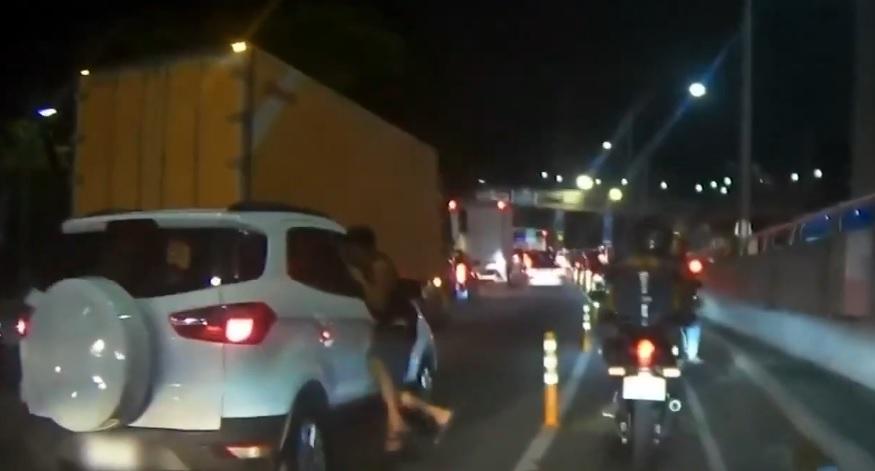 Snatcher steals bag through car’s open window | GMA News Online