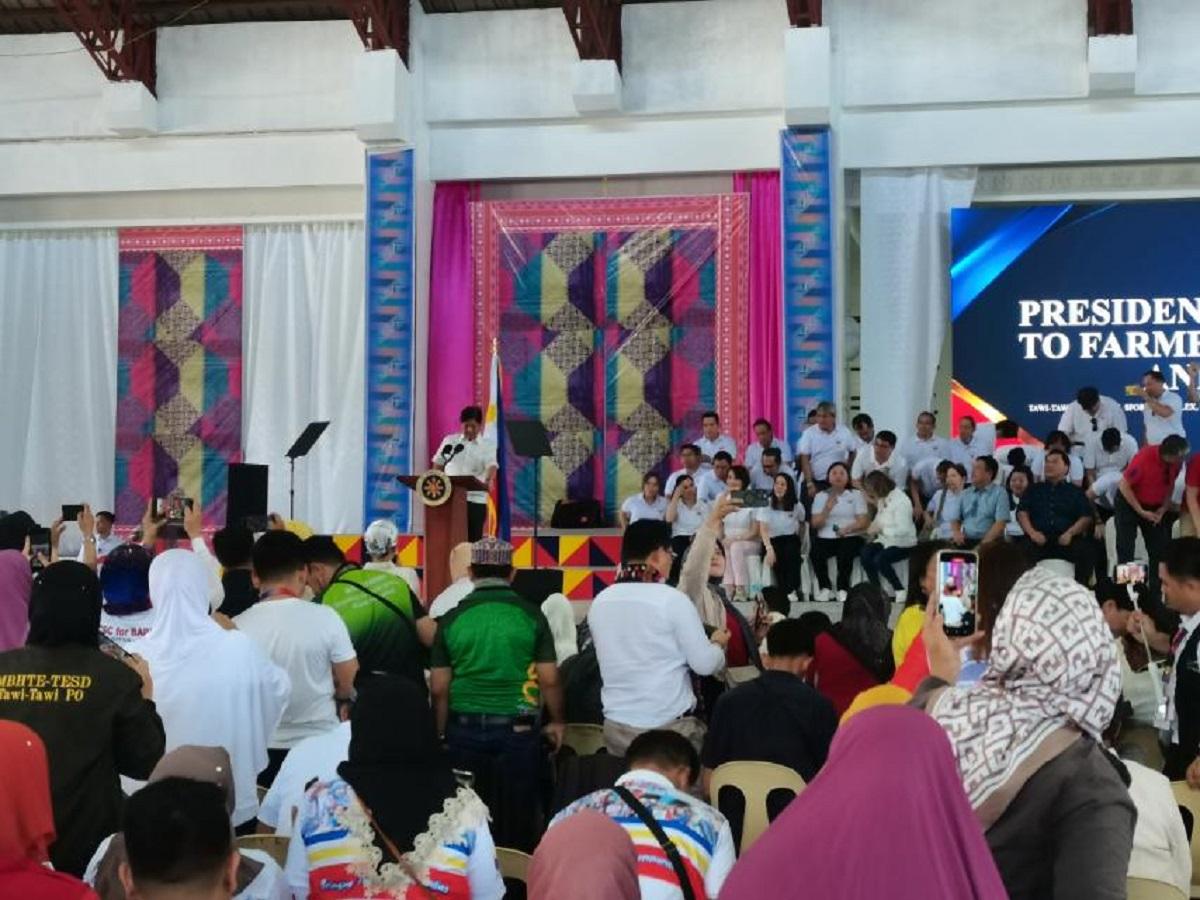 Marcos provides aid to El Niño-affected farmers, fisherfolk in Tawi ...