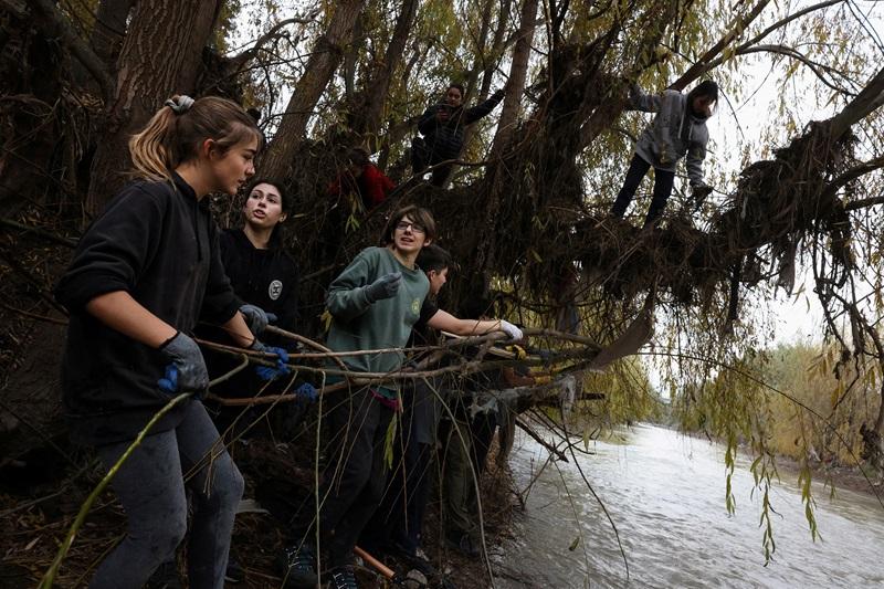 Cleaning day at the Mapocho river bank in Santiago, Chile | Photos ...
