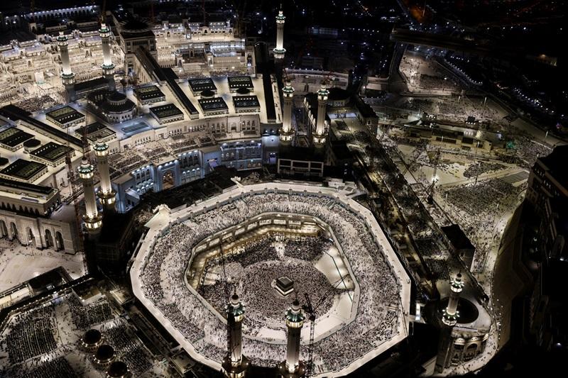 Pilgrims circle Kaaba in Mecca | Photos | GMA News Online