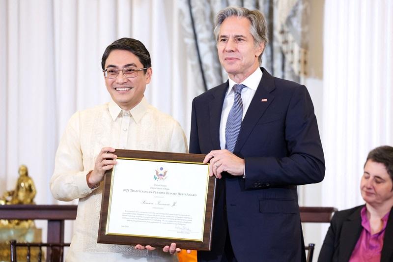 Samson Inocencio Jr. poses for a photo with US Secretary of State ...