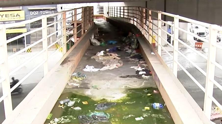 Footbridge over C3 in Quezon City stinks, littered with trash and feces ...