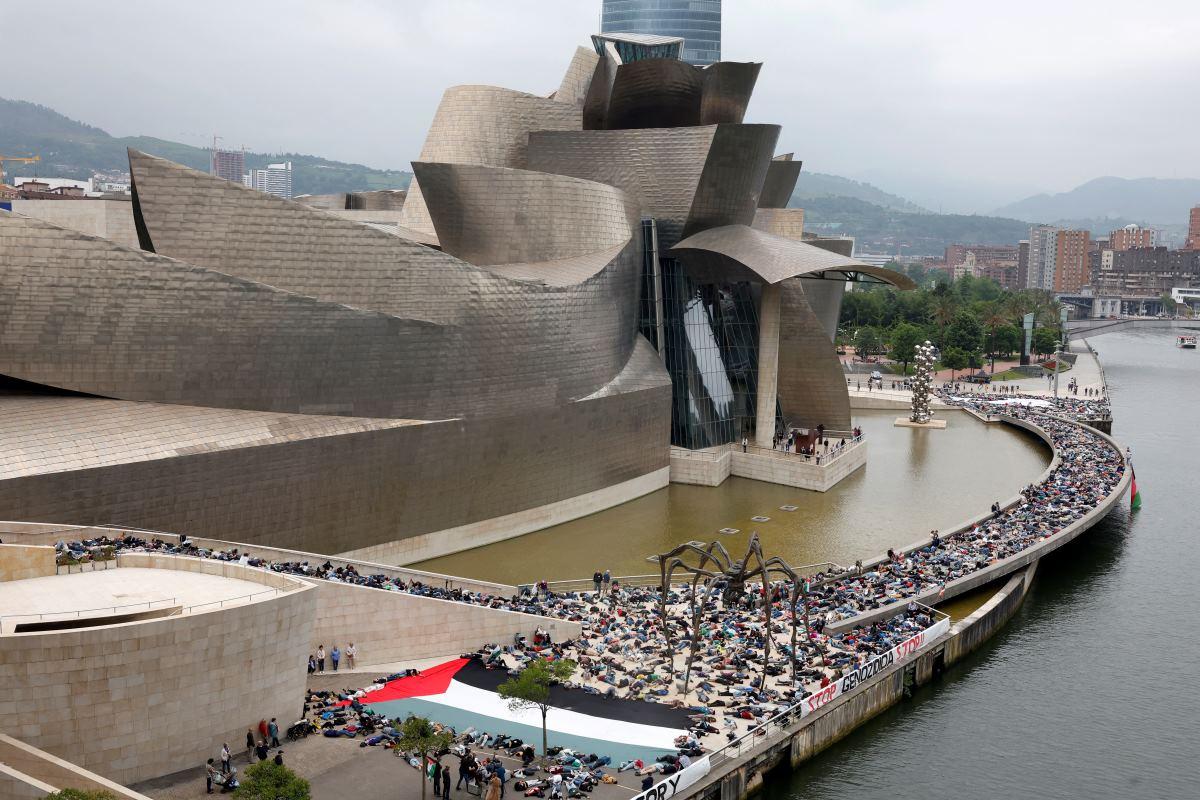 Protesters mimic Gaza casualties at Bilbao's Guggenheim Museum | Photos ...