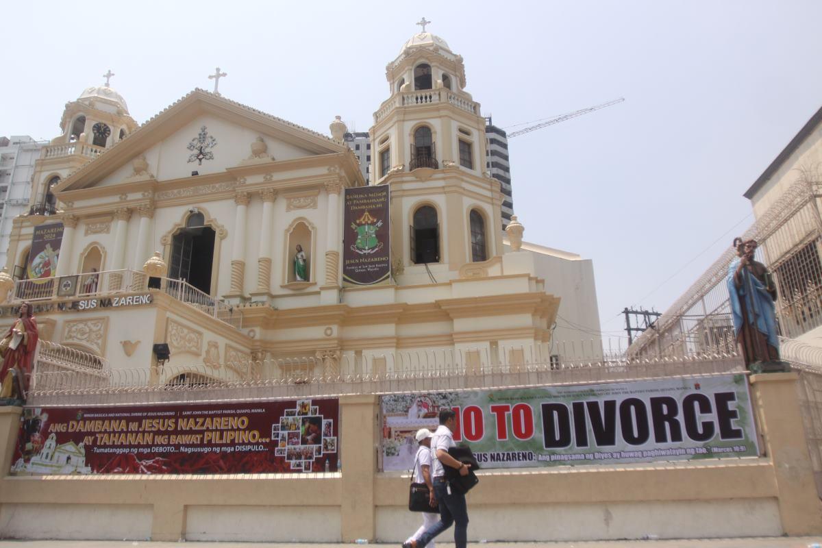 Anti-divorce message seen outside Quiapo Church | Photos | GMA News Online
