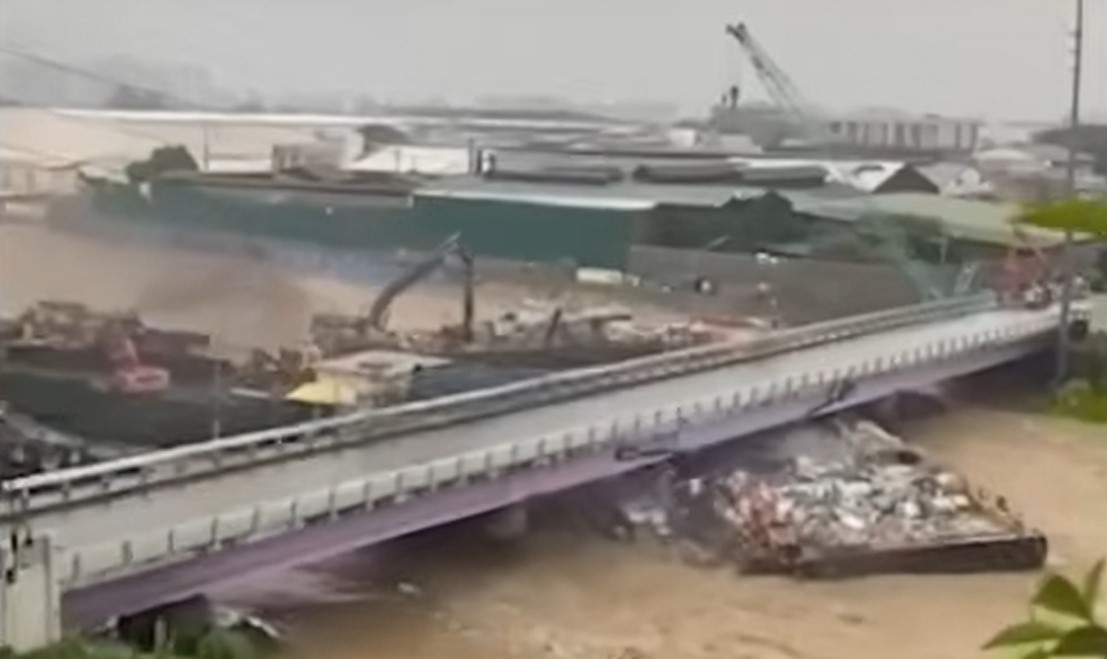 Pasig bridge damaged by barge collision during Typhoon Carina closed to ...