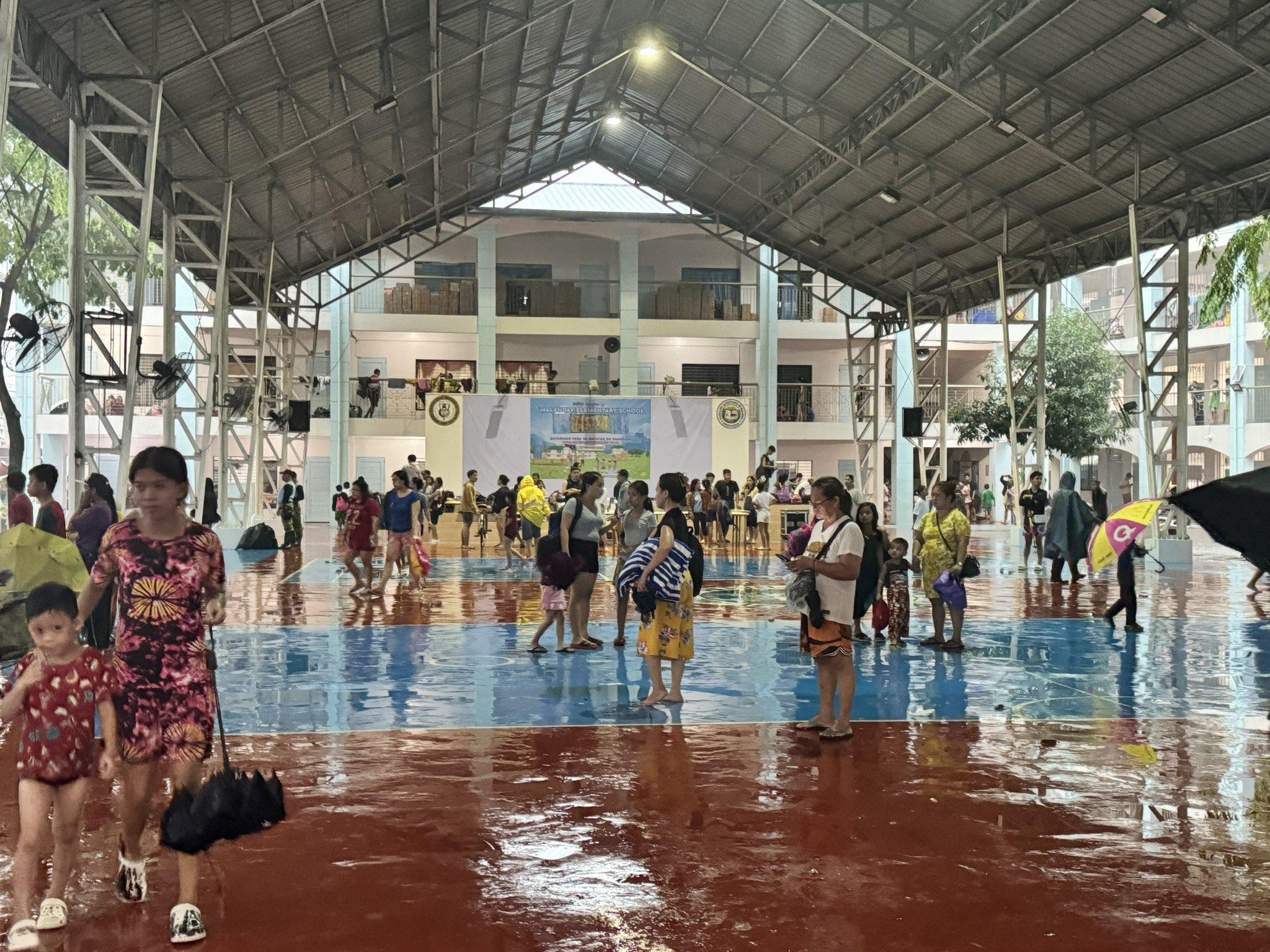 Evacuees arrive in Marikina's Malanday Elementary School | Photos | GMA ...