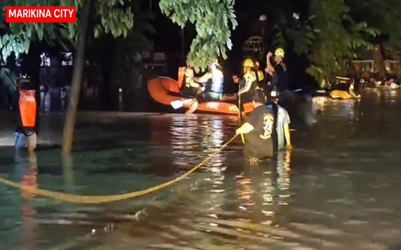 Missing passengers rescued after boat capsizes in Marikina | GMA News ...