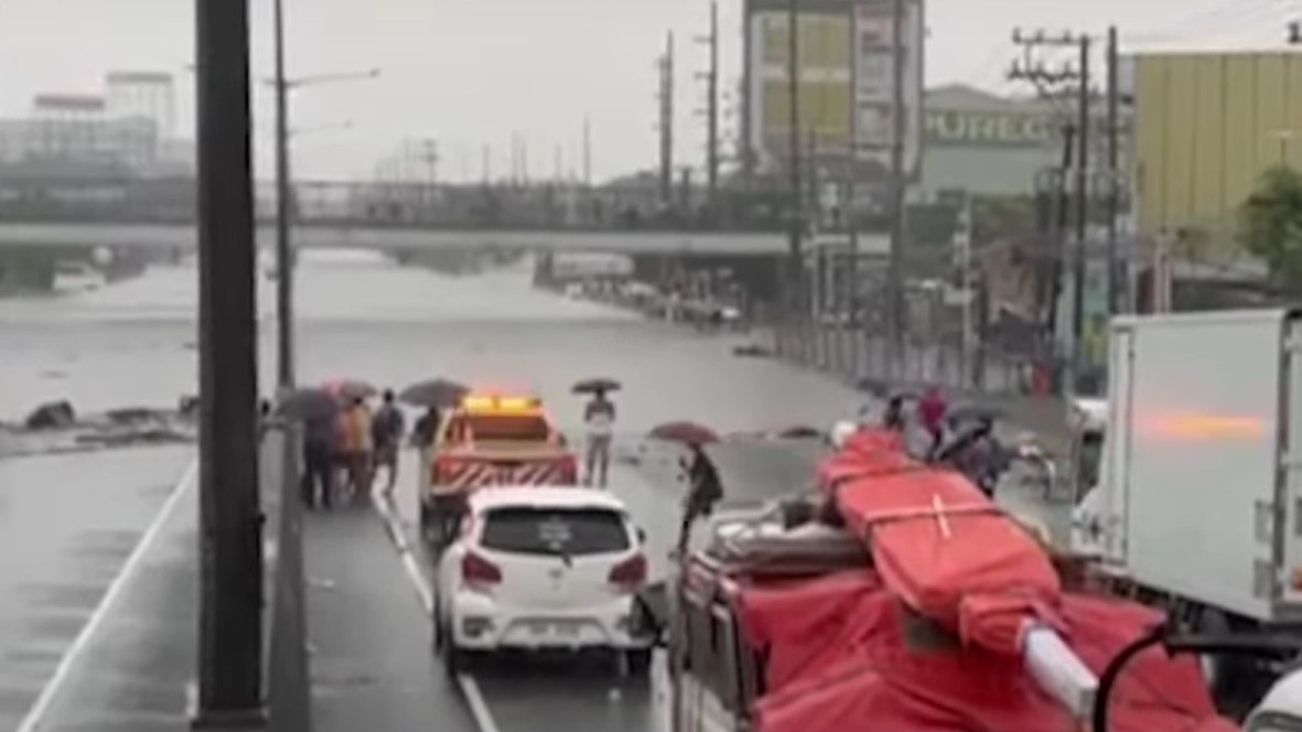 Heavy rains flood NLEX in Valenzuela, makes segment impassable | GMA ...