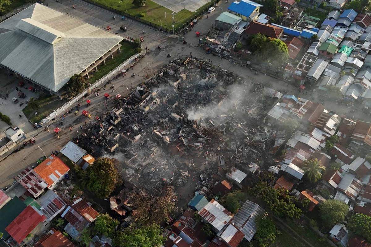 Huge fire hits San Carlos City, Negros Occidental | GMA News Online