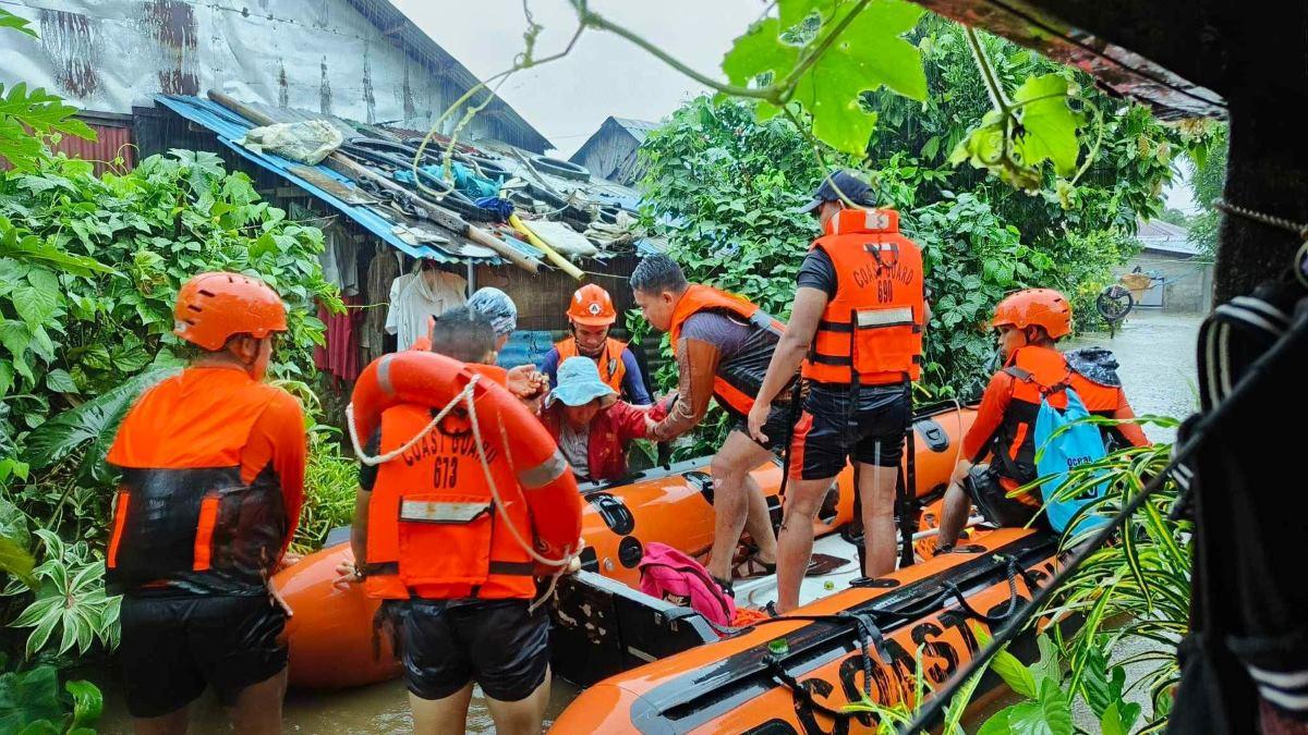 Northern Samar Residents Evacuate Due To Enteng Photos Gma News Online