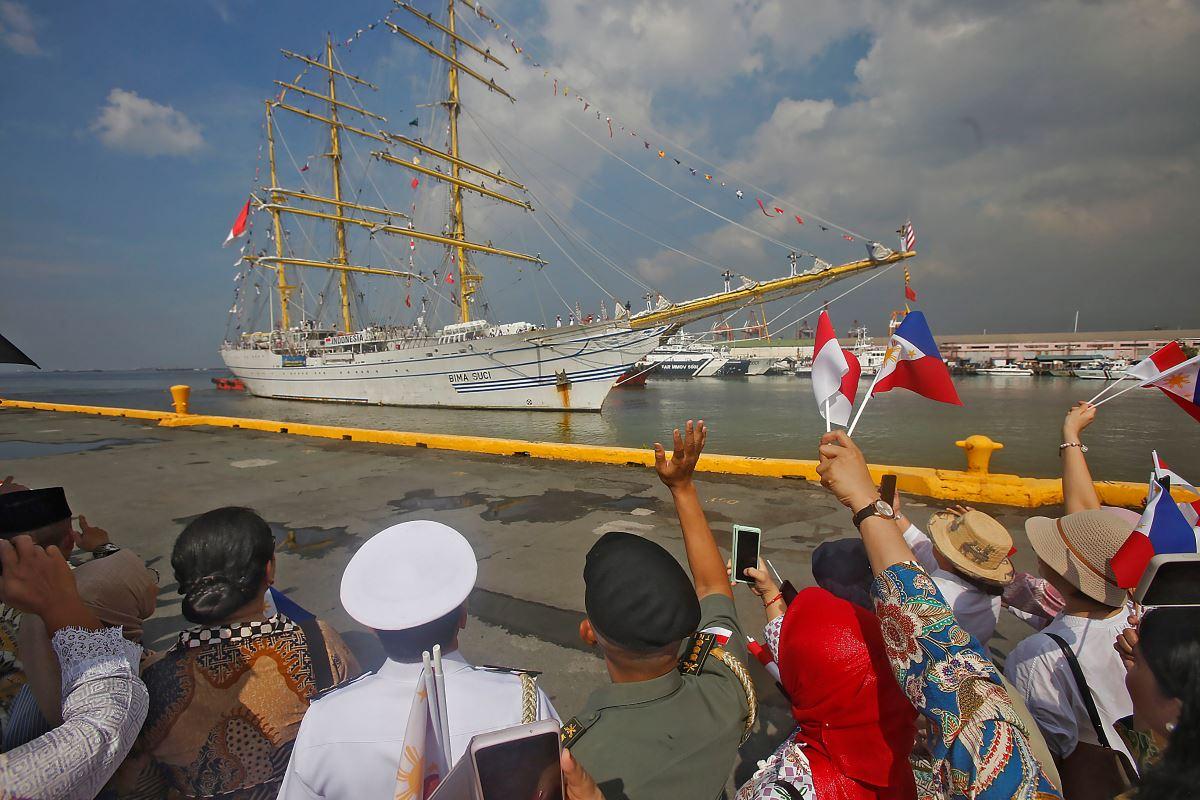 Indonesian Navy ship in PH for 4-day goodwill visit | Photos | GMA News ...