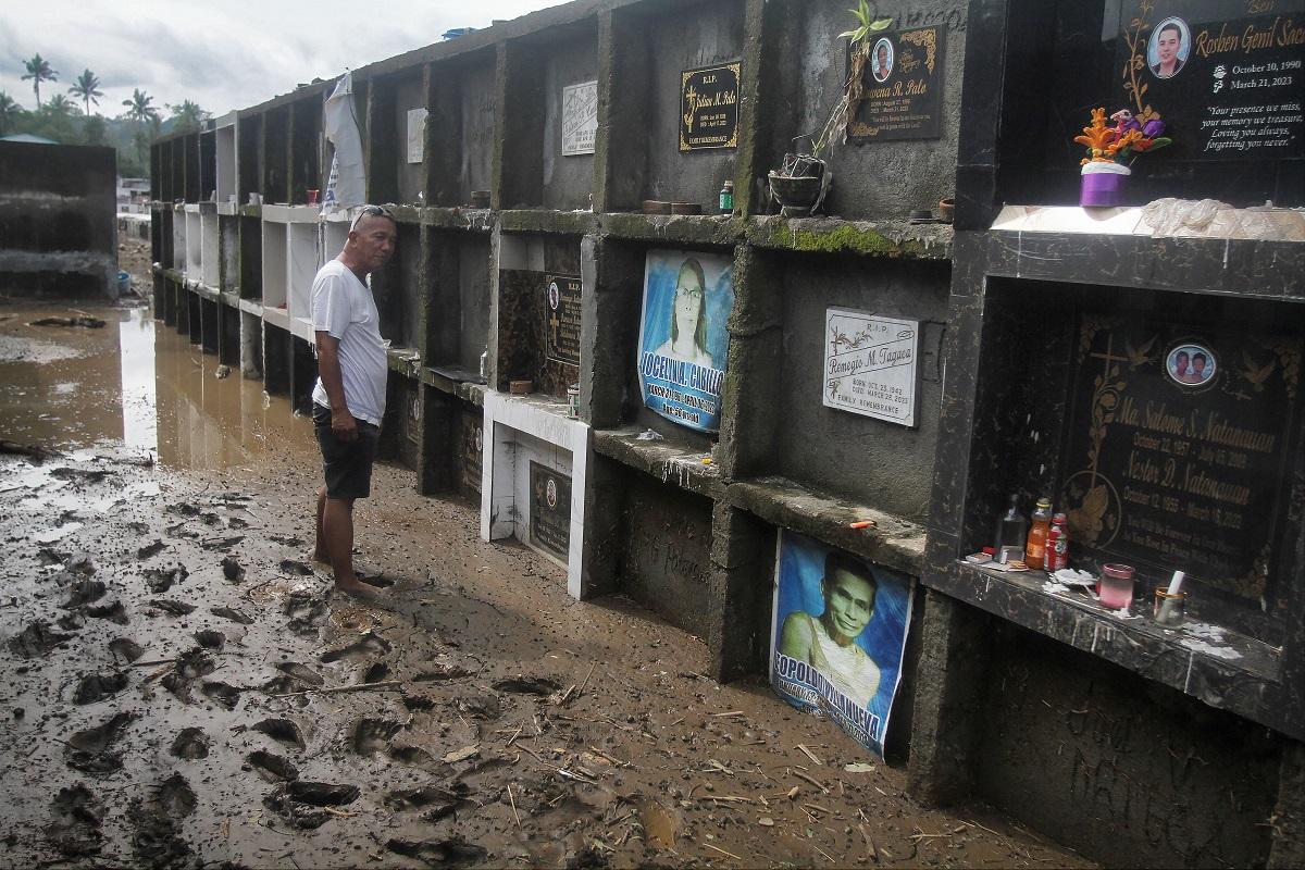 Batangas cemetery muddy ahead of Undas due to Kristine | Photos | GMA ...