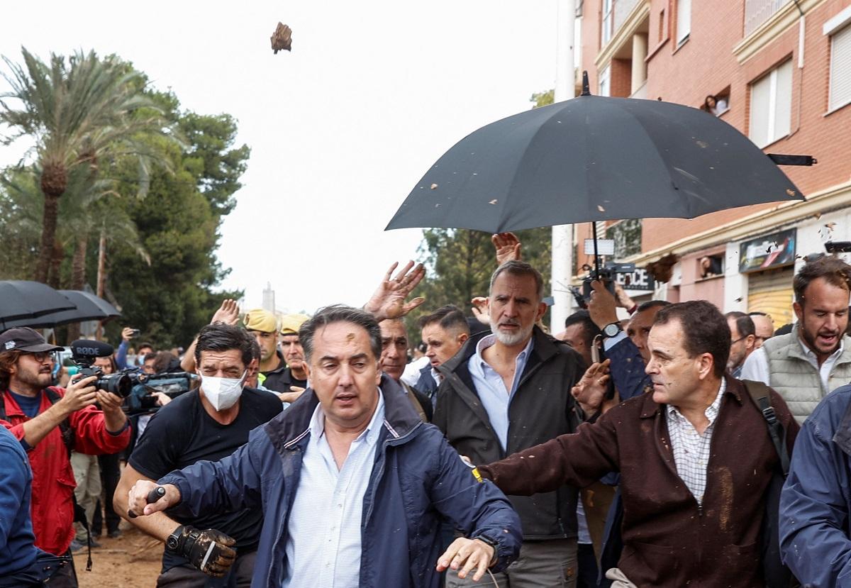 Angry flood-hit crowds pelt Spain’s King Felipe with mud | Photos | GMA ...