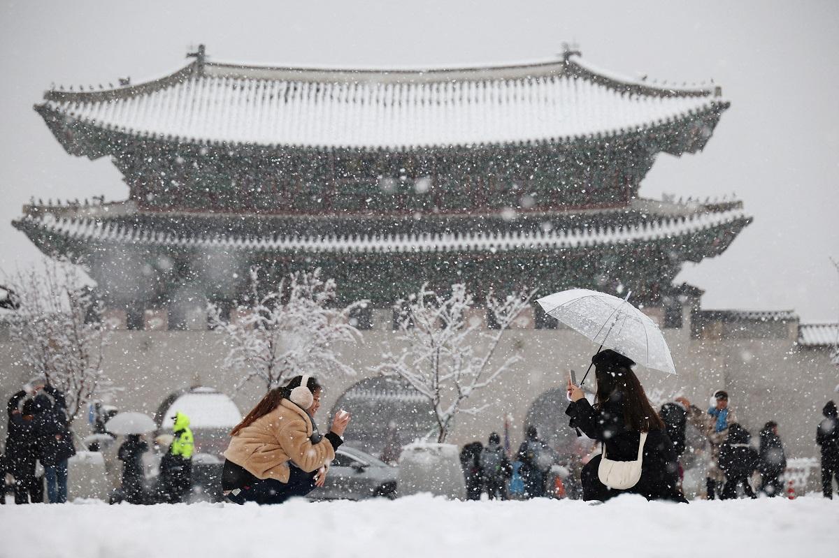 Seoul grounds hundreds of flights, cuts power due to record snowfall | GMA News Online