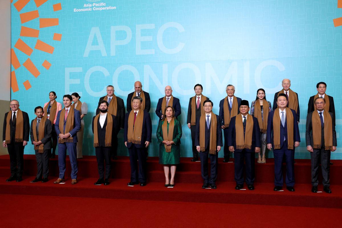 Leaders pose for APEC Summit family photo in Peru | Photos | GMA News ...