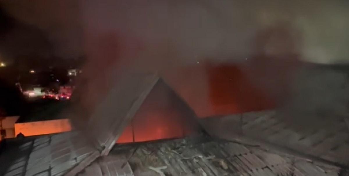 Fire hits Commonwealth Market in QC | GMA News Online