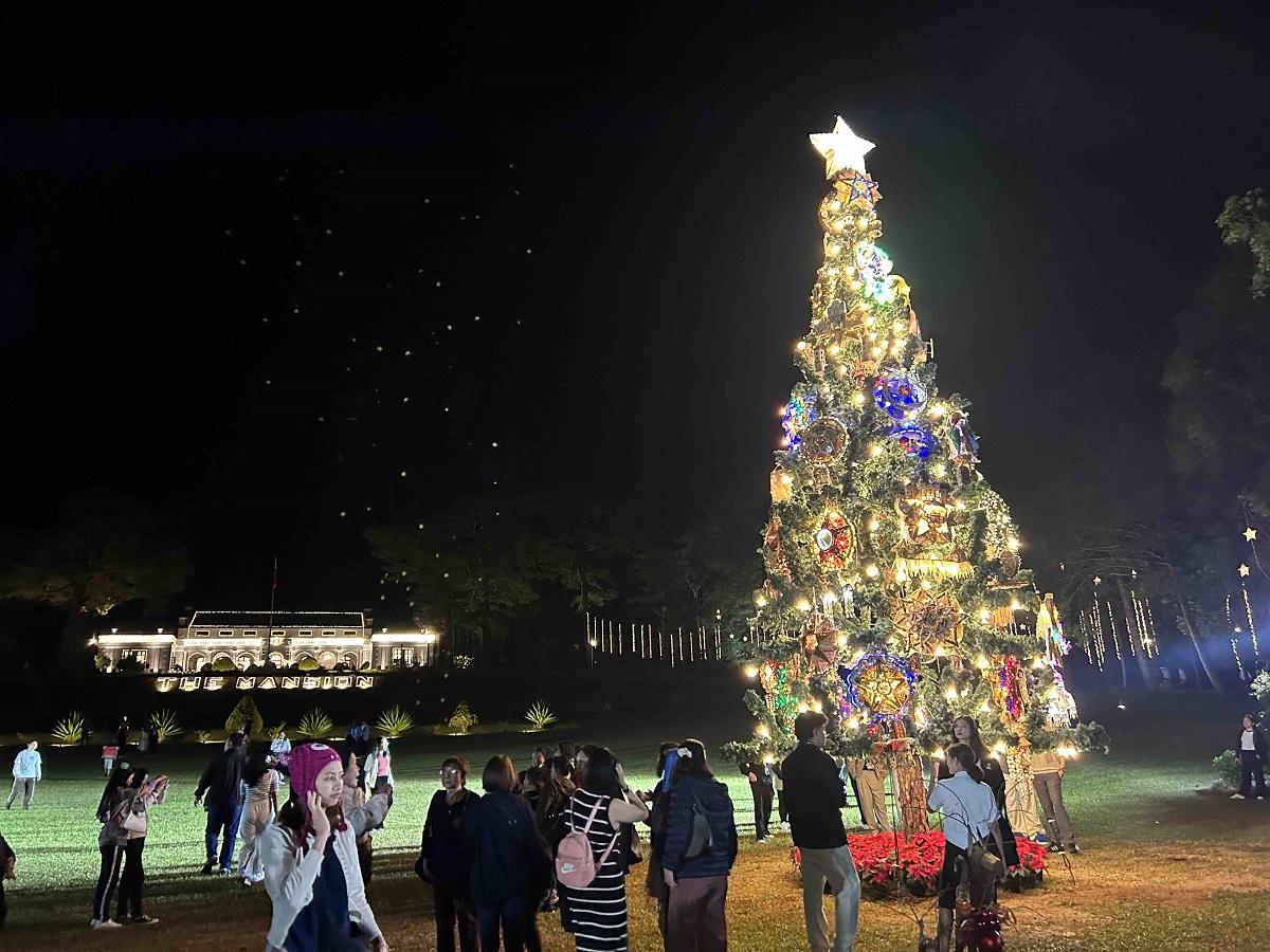 Baguio’s Mansion House lights its Christmas tree | Photos | GMA News Online