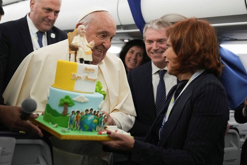Pope Francis is presented with a cake to celebrate his 88th birthday ...