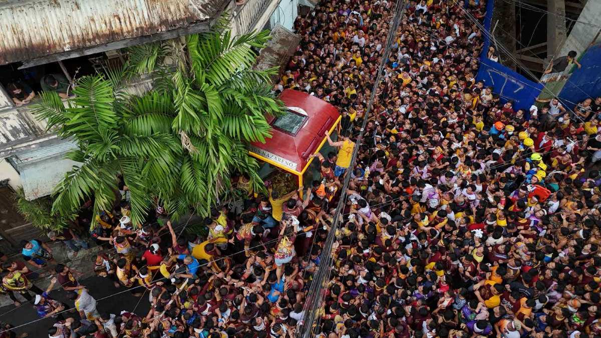 Andas ropes break; devotees jump off roofs in Traslacion 2025, MPD says ...
