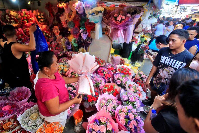 Flower Prices In Dangwa Increase Before Valentine S Day Photos Gma
