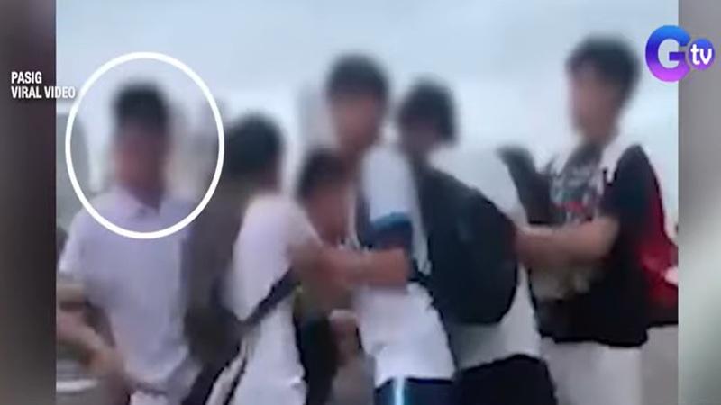 2 estudyante, sinaksak at pinagtulungang bugbugin ng mga kapwa ...
