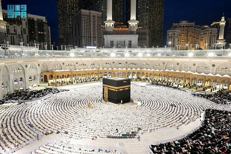 Muslims pray on the month of Ramadan in the Grand Mosque | Photos | GMA ...