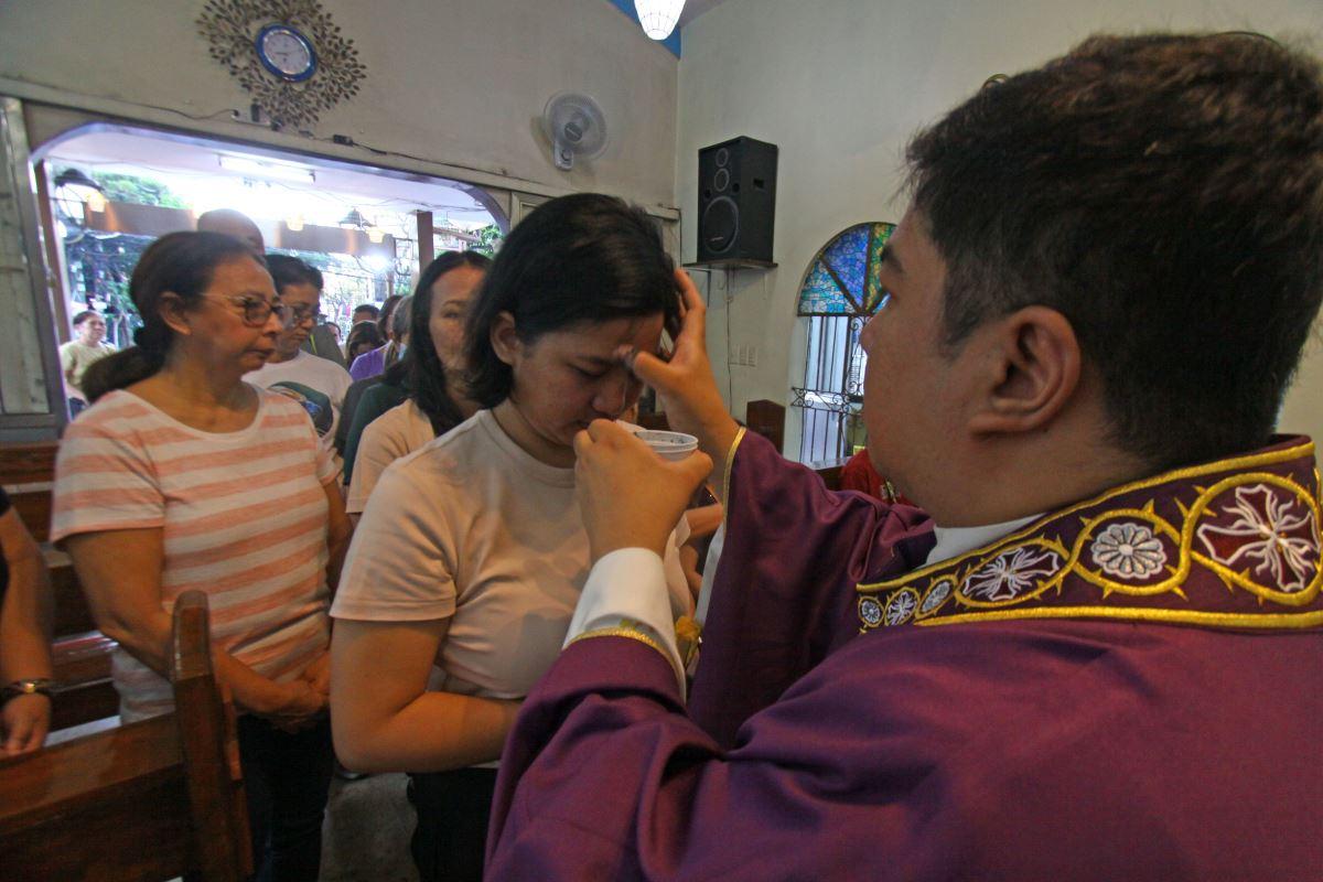 Pinoy Catholics observe Ash Wednesday | Photos | GMA News Online