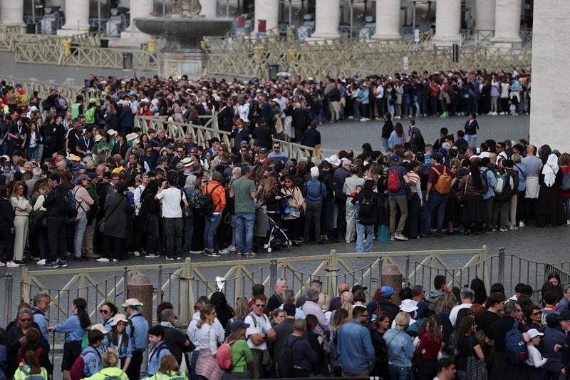 Vatican says over 128,000 people have viewed Pope Francis' body ...