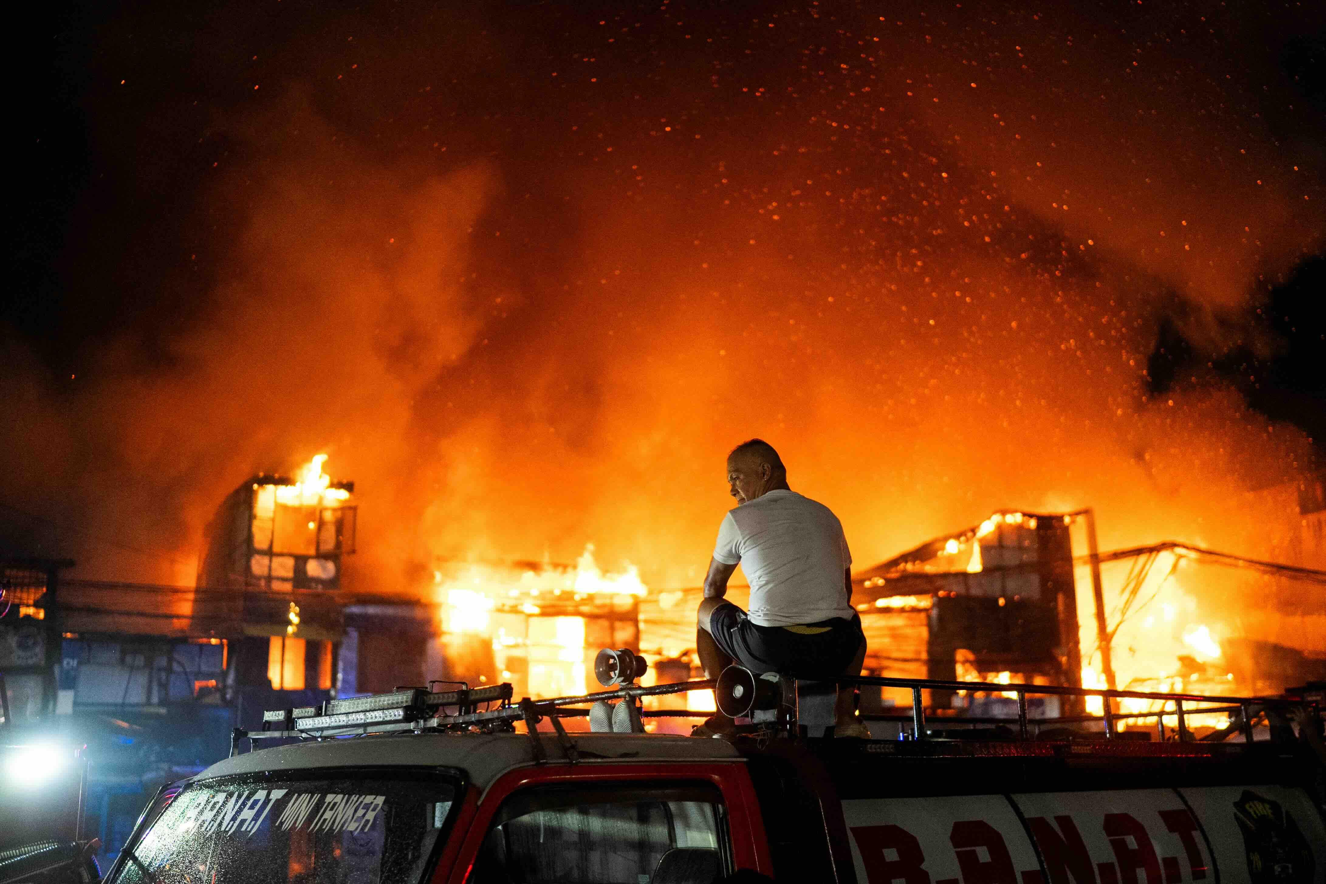 Huge fire hits Manila residential area | Photos | GMA News Online
