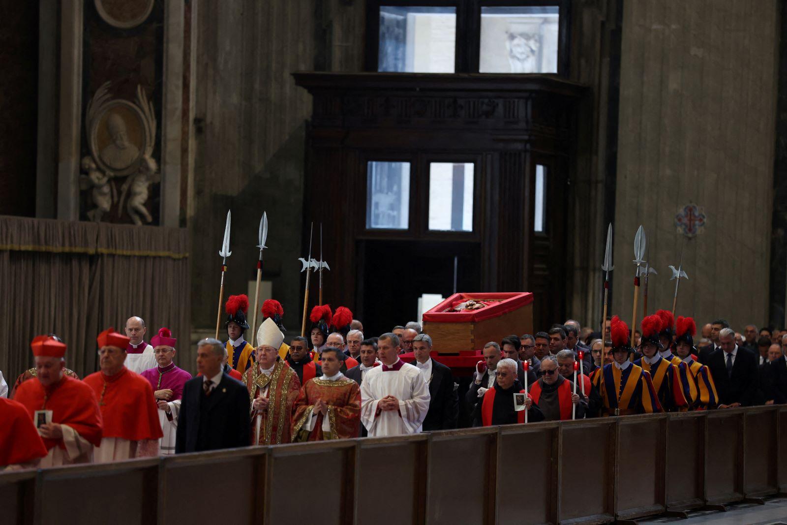 Pope Francis' body is transferred to Saint Peter's Basilica | Photos ...